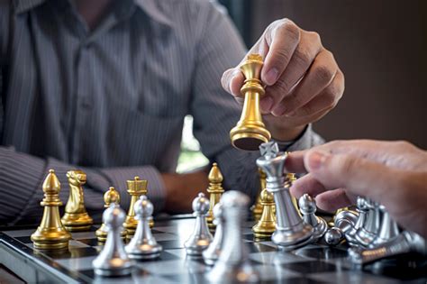 반대 팀과 체스 게임 경쟁을 재생 지능형 사업가 승리와 성공을위한 개발을위한 사업 전략 계획 플레이어와 골드와 실버 체스 결정에 대한 스톡 사진 및 기타 이미지 Istock