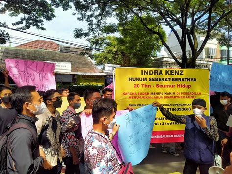 Sidang Putusan Diwarnai Aksi Demo Korban Minta Indra Kenz Dihukum