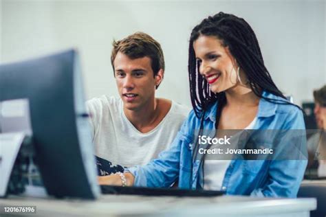 교실에 앉아 있는 대학생이 수업 중에 컴퓨터를 사용한다 20 29세에 대한 스톡 사진 및 기타 이미지 20 29세 고등학교 공부 Istock