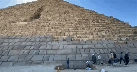 [영상] 피사의 사탑도 펴라 벽지나 발라…이집트 피라미드 복원 논란