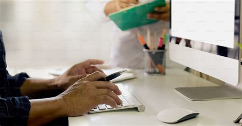 모니터의 빈 화면이 있는 데스크톱 컴퓨터를 사용하는 사업가 사진 Unsplash의 사업 이미지