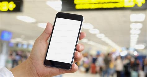 공항 터미널에서 스마트폰을 사용하는 알아볼 수 없는 남자의 잘린 사진 사진 Unsplash의 태국 이미지