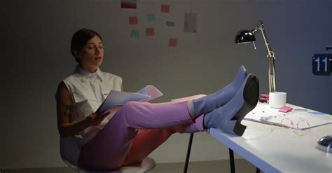 실내 계획하는 독서하는 램프 램프 표시 등 마감 메모장 배경 노트 번아웃 보고 있는 부츠 비즈니스 사람 사무실 사무용품 생각하는 생산성