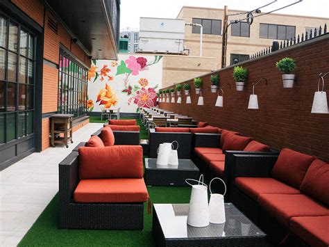 Artificial Grass For Commercial And Restaurant Outdoor Seating Areas In