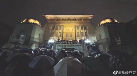 집에 보내달라 中 우한대 학생 수백명 폭우 속 시위 파이낸셜뉴스