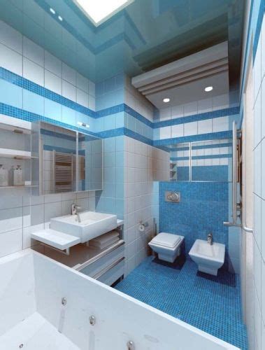Ванная комната с сине белой плиткой на стенах