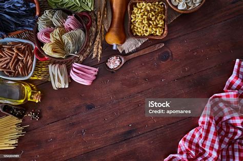 이탈리아 파스타와 소박한 냄비와 나무 테이블에 카피 공간이 있는 다양한 재료 마카로니에 대한 스톡 사진 및 기타 이미지 마카로니 탁자 0명 Istock