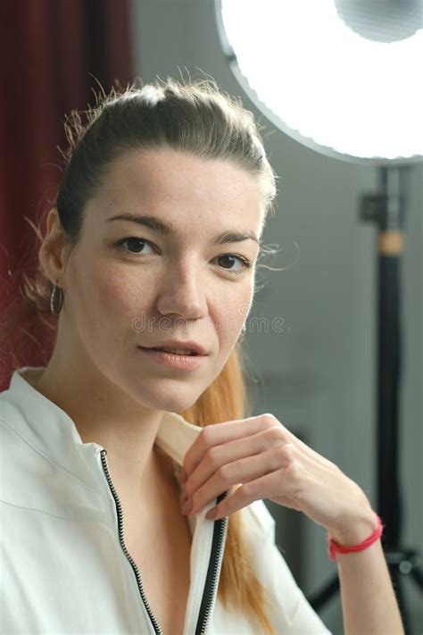 Retrato De Una Joven Linda Chica Con El Pelo Largo Y Rojo Foto De Archivo Imagen De Modelo