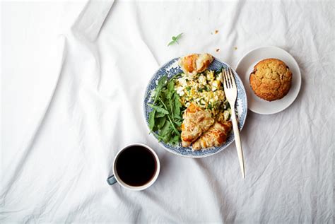 침대에서 아침 식사 스크램블 계란 치즈 크로와상 라즈베리 머핀와 블랙 커피 아침 치료 개념입니다 복사 공간 구성입니다 0명에 대한 스톡 사진 및 기타 이미지 Istock