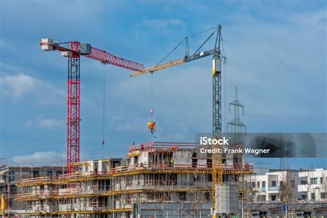 크레인 주거용 건물의 정면 및 비계 위의 작업자가 있는 대형 건설 현장 0명에 대한 스톡 사진 및 기타 이미지 0명 가정의 방 강철 Istock