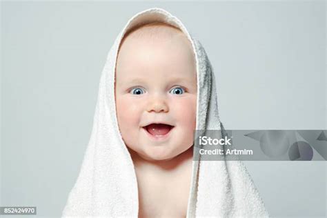 เด็กน่ารักยิ้ม ใกล้ชิดใบหน้า แฮปปี้มีล อายุ 6 เดือน ภาพสต็อก ดาวน์