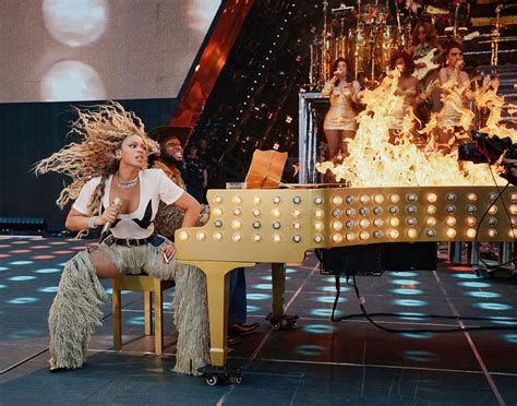 Beyoncé Pays Tribute To Both Paul Mccartney And Stella Mccartney For