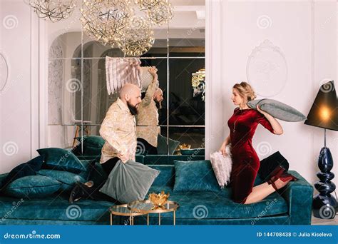 Glckliches Paar Das Kissenschlacht Im Bett Zu Hause Hat Stockfoto Bild Von Leinen