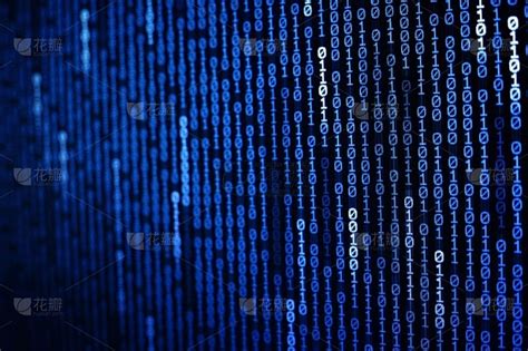 技术时代。二进制码信息位在计算机显示器屏幕上显示。蓝色文字1号和0号。模糊散焦蓝色散焦光。技术平面设 技术时代。二进制码信息位在计算机显示器屏幕上显示。蓝色文字1号和0号。模糊散焦蓝色散焦光。技术平面设