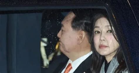 “영부인 궁지 몰린 남편 대통령직에 어른거리다”…김건희 여사 주목한 외신