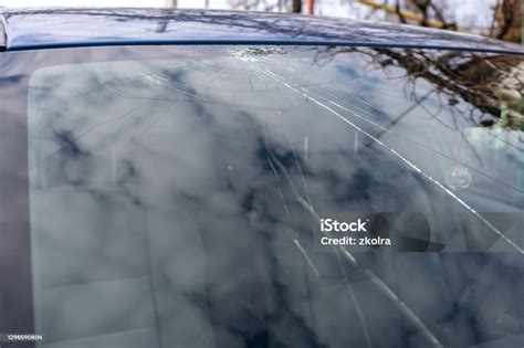 균열과 작은 유리 조각 손상된 자동차의 많은 깨진 앞 유리 0명에 대한 스톡 사진 및 기타 이미지 0명 교통사고 충돌 사고