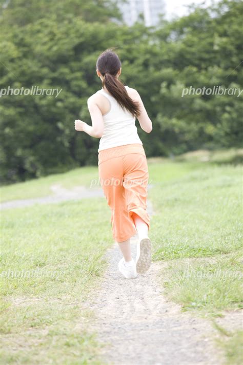 ジョギングをする女性の後姿 写真素材 [ 2389374 ] フォトライブラリー Photolibrary