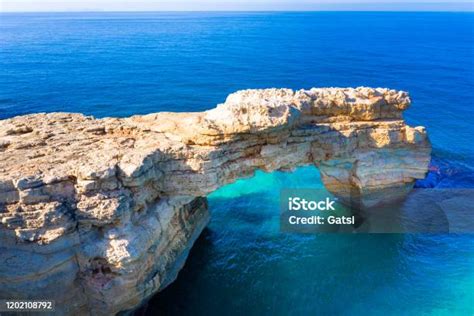 모래 해변과 강 레티노 크레타 그리스 근처 아름다운 자연 큰 바위 아치 카마라 Geropotamou의 공중 보기 0명에 대한