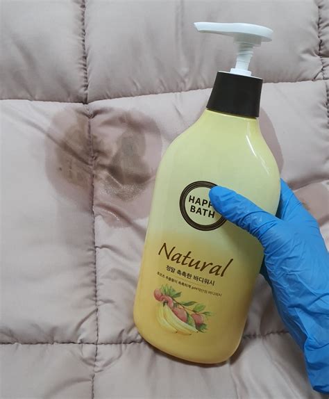 1 과산화수소를 피 얼룩이 있는 곳에 뿌려주세요