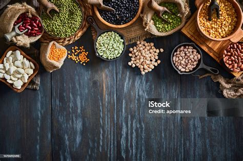 다양한 종류의 마른 콩의 상위 뷰입니다 프레임을 만드는 소박한 나무 파란색 테이블에 위에서 촬영 0명에 대한 스톡 사진 및 기타 이미지 Istock