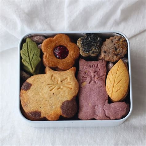 파이피플 향기로 수놓은 여름 복숭아가 가장 달콤한 지금 햇살 머금은 여름 장미와 매장에서 키운 신선한 버베나 고소한 피스타치오와 붉은 석류 입안에 청량함을 더하는