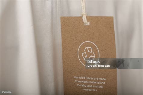 재활용 아이콘으로 의류 태그를 닫습니다 재활용 제품 개념입니다 폐기물 제로 지속 가능한 생산 환경 관리 및 재사용 개념 라벨에 대한 스톡 사진 및 기타 이미지 Istock