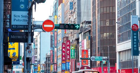 가로등 간판 거리 거리 사진 고층 건물 관광지 교통 노란 택시 노란색 차 대도시 대만 대중교통 도로 표지판 도시 경관 도시 관광객 도시 모험