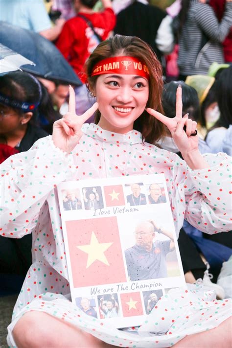 Ngắm Các CĐv Nữ Xinh đẹp Cổ Vũ U23 Việt Nam Trời Mưa Nhưng Không Khí