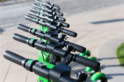 소피아 거리의 보도에 주차 된 임대 스마트 개인 이동성 라임 전기 스쿠터 Mobility As A Service에 대한 스톡 사진 및 기타 이미지 Mobility As