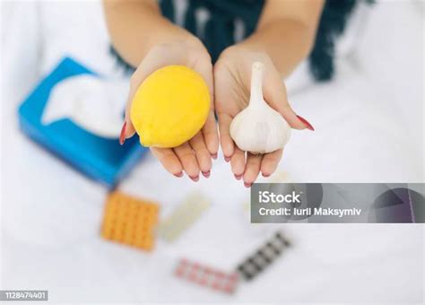 아픈 여 자가 얻을 감기 및 전염 성 질병 및 독감 여자는 일반적인 감기에 대 한 그의 도움을 알고 있다 의료 개념 마늘에 대한 스톡 사진 및 기타 이미지 Istock