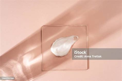 파스텔 베이지 색 배경에 유리에 다양한 스킨 케어 화장품의 얼룩이 확산됩니다 화장품 배경 개념에 대한 스톡 사진 및 기타 이미지 Istock