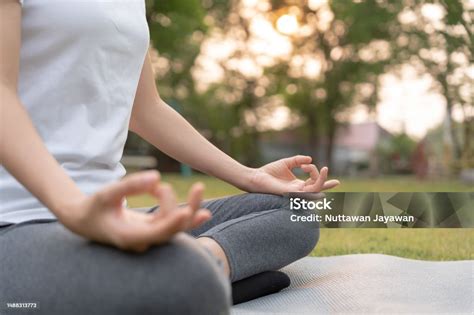 공원에서 명상을 연습하는 여자 아침에 운동을 하는 아시아 여성 균형 레크리에이션 휴식 진정 좋은 건강 행복 휴식 건강한 생활 방식 스트레스 감소 평화로운 태도 가냘픈에 대한