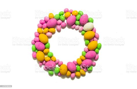 텍스트를 위한 공간이 있는 원 모양의 여러 가지 빛깔의 당의정과 초콜릿 달걀 0명에 대한 스톡 사진 및 기타 이미지 0명 4월 개체 그룹 Istock