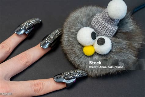 할로윈 테마 마녀 손톱 세련된 매니큐어와 보석 네일 링 장식 마술 으스스한 검은 배경 눈을 가진 봉제 장난감 괴물과 아름다운 여성의 손 검은색에 대한 스톡 사진 및 기타