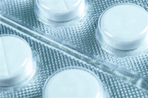 물집 포장에 정제 알 약의 매크로 샷 더미 실버 알루미늄 호일 블리스터 팩 제약 산업 약국 제품 약 약 및 약물 닫기 의료 알약 배경 0명에 대한 스톡 사진 및 기타 이미지