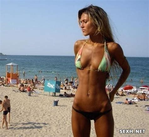 Foto De Обнаженные модельки загорают на пляже