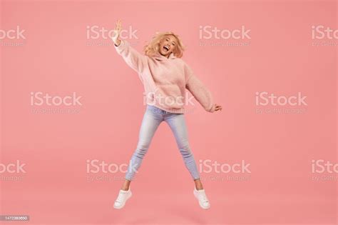 기쁨과 행복을 표현합니다 활동적인 젊은 여성의 전체 길이 샷 점프와 핑크 배경에 재미 20 24세에 대한 스톡 사진 및 기타 이미지 20 24세 금발 머리 긍정적인