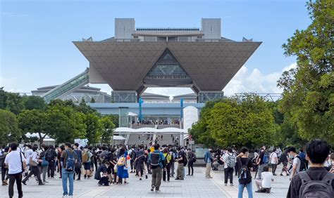 Crunchyroll Report Comiket 100 Weathering Japans Biggest Anime Event During A Typhoon