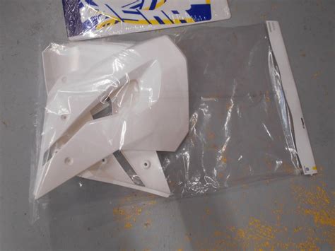 Husaberg Set Bijelih Spoilera Rezervara Sa Naljepnicama 2009 2012