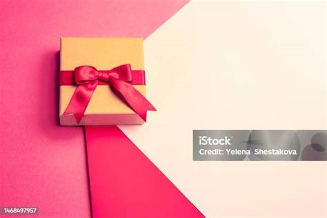 분홍색 마젠타와 흰색 추상 배경에 마젠타 리본이 있는 선물 상자 복사 공간 개념에 대한 스톡 사진 및 기타 이미지 개념 계절 공휴일 Istock