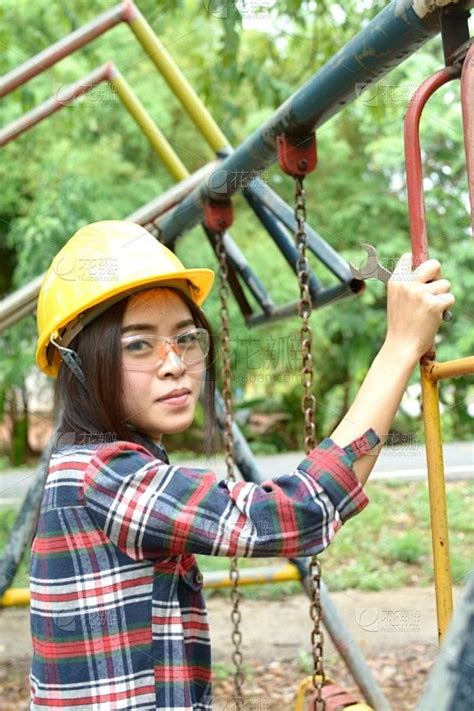 工程师 垂直画幅 女人 建筑工地 建筑业 建筑师 工程 商业金融和工业 亚洲 成年的