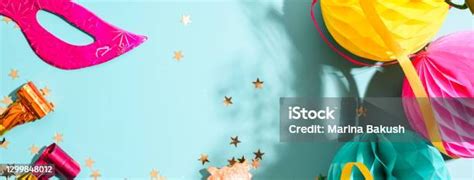 파란색 배경에 카니발 마스크와 색종이 이탈리아 2021 년 전통적인 베네치아 카니발의 개념 공간을 복사합니다 배너 긴 형식 베네치아 이탈리아에 대한 스톡 사진 및 기타