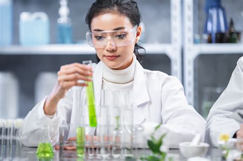 과학 실험실에서 유기농 자연 허브 식물과 의학 화학 연구 유리 제품에 화장품 추출물 액체 화학 오일 미용 의료 케어 혈청 제품 실험의 잎 생물학 2명에 대한 스톡 사진 및