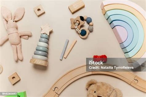 파스텔 종이에 나무 어린이 장난감 교육 장난감 블록 피라미드 연필 곰 토끼 기차 유치원 유치원 또는 탁아소용 장난감 텍스트 공간을 복사합니다 상의 View 0명에 대한 스톡