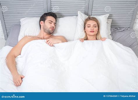 Mann Und Frau Die Im Bett Schlafen Stockbild Bild Von Tageszeit