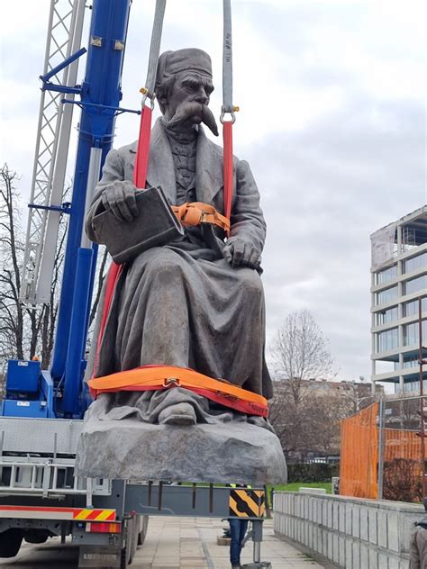 Горан Весић On Twitter ВРАЋЕН ВУК Данас је после рестаурације у атељеу вајара Зорана