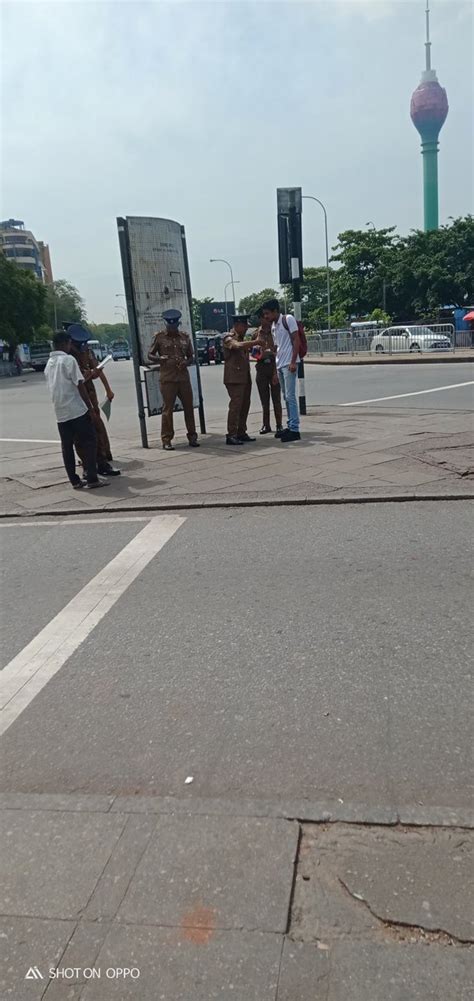 රංදිල් ගයාෂාන් On Twitter කොලඹ බස් ස්ටෑන්ඩ් එක ඉස්සරහ රෙඩ් ලයිට් එකෙදි පාර පනින අය පදික මාරුව