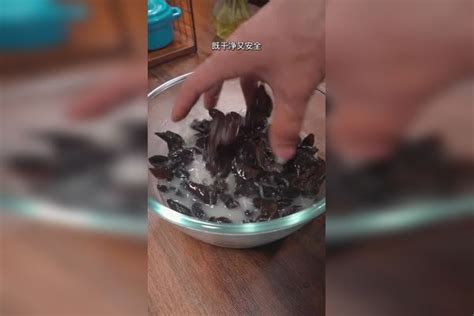 小时候吃过最好吃的凉拌菜就是我妈做的凉拌木耳，清爽解腻，非常下饭，夏天必备小凉菜。凉拌木耳家常菜 这道菜有妈妈的味道 美食教程