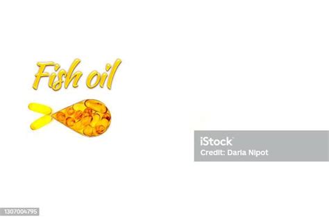 흰 배경에 생선 기름이라는 글자를 가진 생선 모양의 오메가3 생선 기름 캡슐 0명에 대한 스톡 사진 및 기타 이미지 0명