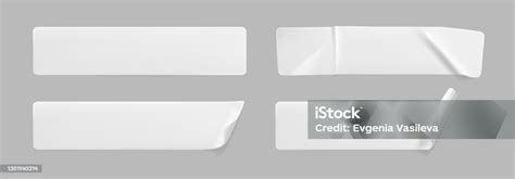 말린 모서리모의 세트가 있는 흰색 붙어 있는 구겨진 스티커 구겨진 주름이 있는 주름이 있는 흰색 접착제 용지 또는 플라스틱 스티커 라벨을 비릅니다 템플릿 레이블 태그가